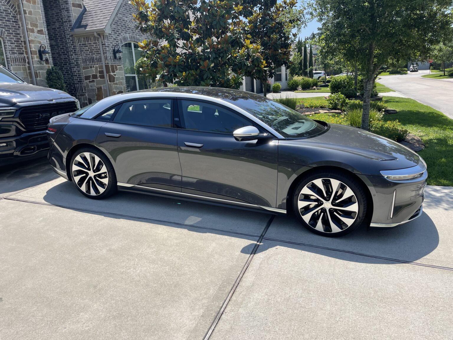 Lucid Motors Delivering First Quantum Grey Lucid Air EVs - Lucid ...